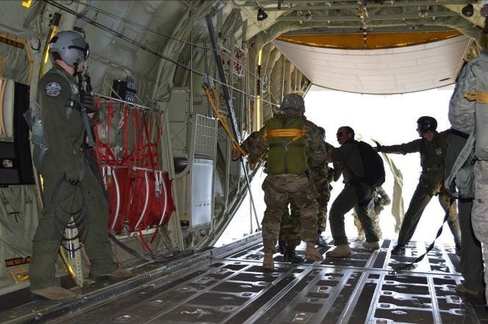 DVIDS - Images - 5th QM and Greek riggers train on Airdrop Ops in ...