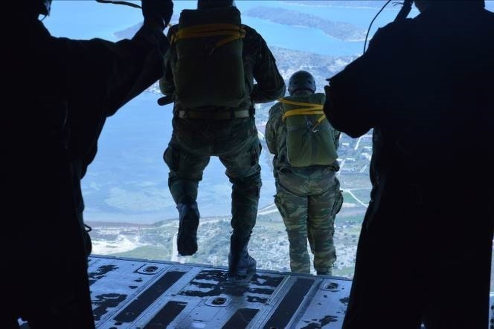 DVIDS - News - 5th QM and Greek riggers train on Airdrop Ops in ...