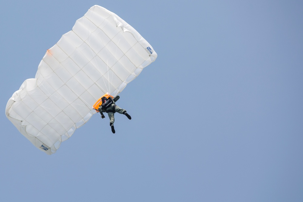 DVIDS - Images - Dutch jumpmasters conduct a freefall from a Skyvan ...
