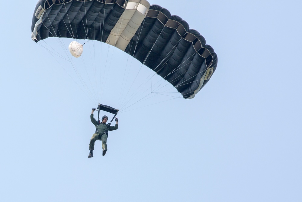 DVIDS - Images - Dutch jumpmasters conduct a freefall from a Skyvan ...