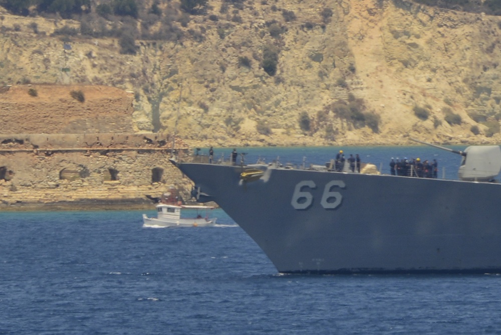 DVIDS - Images - USS Gonzalez (DDG 66) arrives in Souda Bay