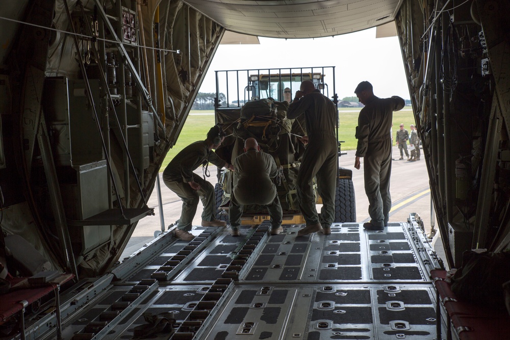 DVIDS - News - U.S. Marines and Airmen team up for joint aerial exercises