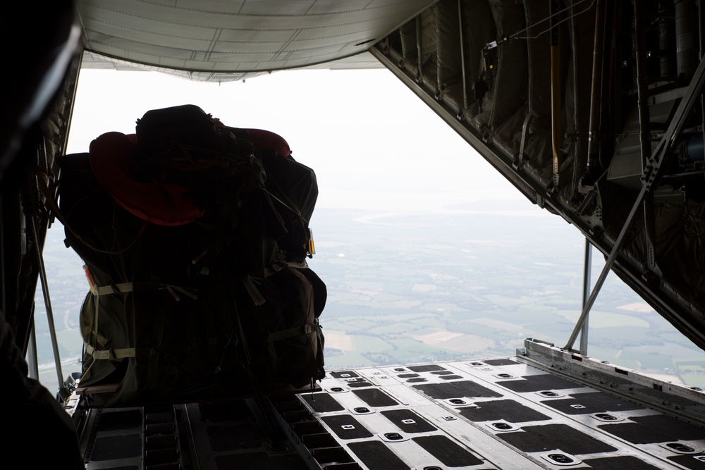 DVIDS - News - U.S. Marines and Airmen team up for joint aerial exercises
