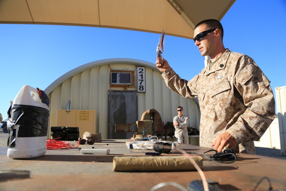 DVIDS - Images - MEUCAX: EOD Training [Image 2 of 3]