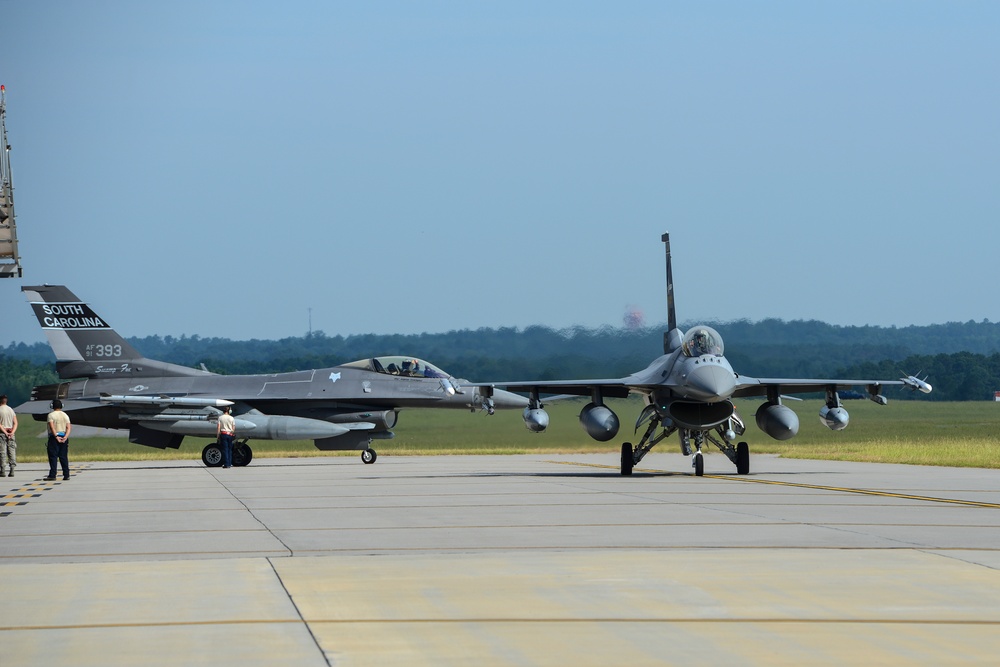 DVIDS - Images - SCANG F-16's Deploy to South Korea [Image 3 of 18]