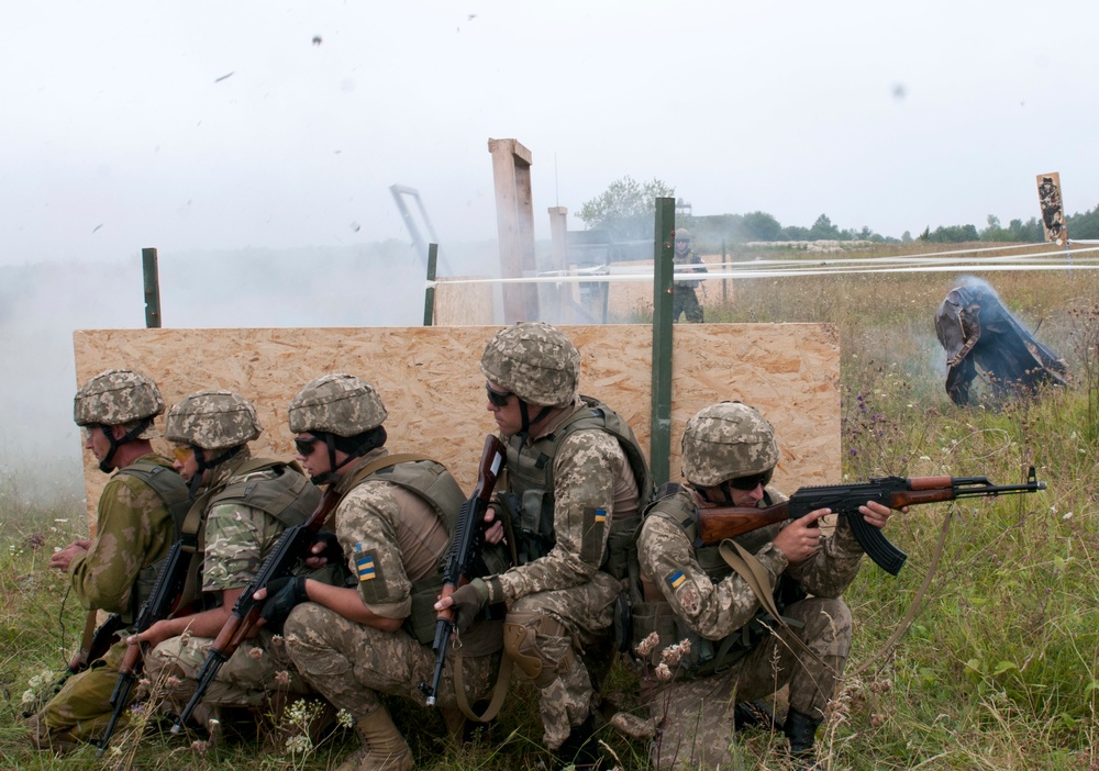 DVIDS - Images - Ukrainian Soldiers learn urban breach techniques ...