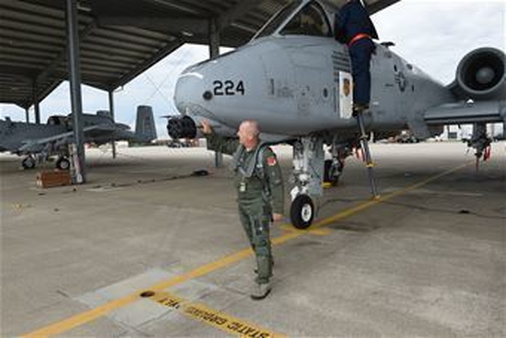 DVIDS - Images - 127th Wing Commander Pre-Flight Check [Image 2 of 5]