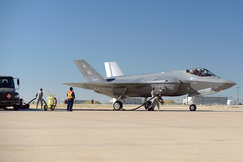 DVIDS - News - 34th AMU Airmen train on refueling procedures