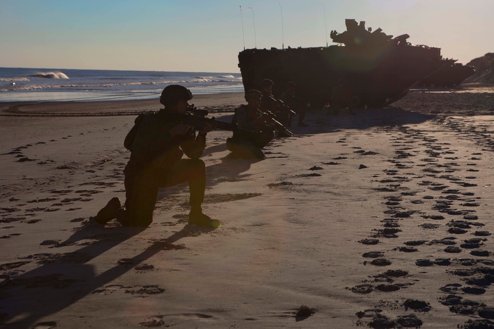 DVIDS - Images - 24 MEU Marines conduct ship-to-shore drills [Image 5 of 7]