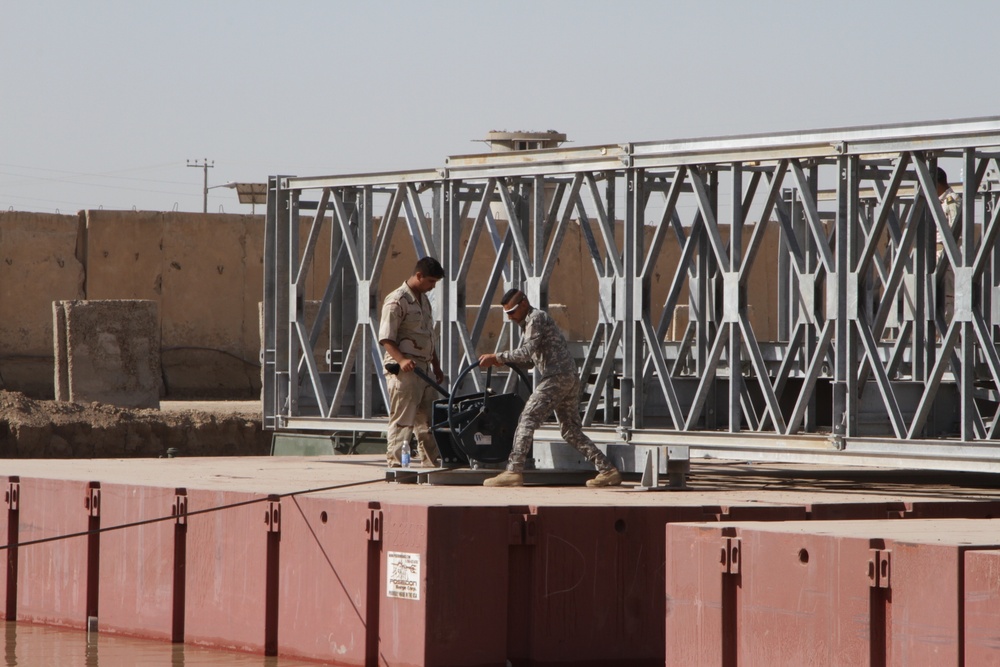 DVIDS - Images - Iraqi soldiers practice bridging; 1st TSC-OCP provides ...