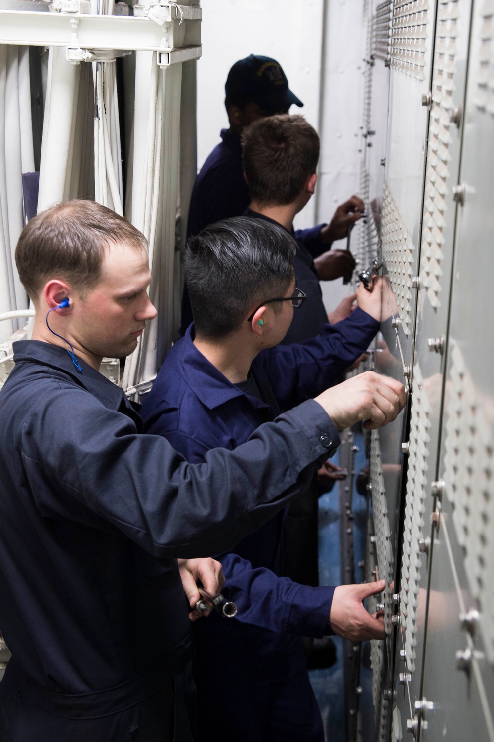 DVIDS - Images - USS Bonhomme Richard (LHD 6) Electrician's Mates ...