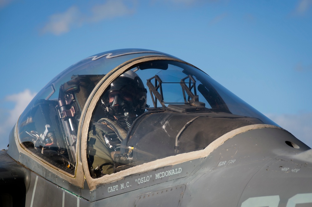 DVIDS - Images - "Tomcats" Harriers land aboard USS Bonhomme Richard ...