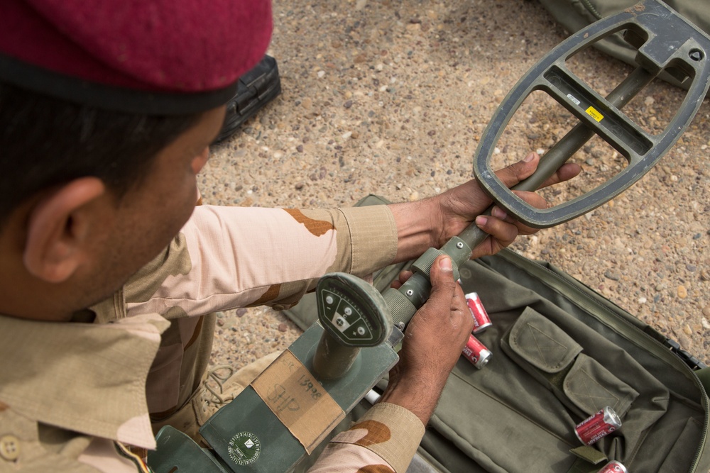 DVIDS - Images - ISF train on counter IED and first aid [Image 2 of 6]