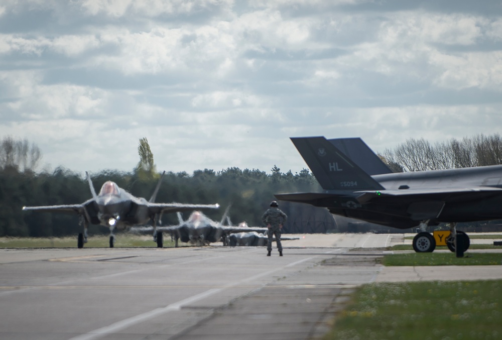 DVIDS - Images - F-35 deploys to Europe for the first time [Image 2 of 3]