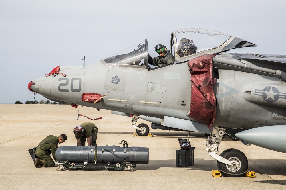DVIDS - Images - Marines maintain Harriers for MAX THUNDER [Image 5 of 7]