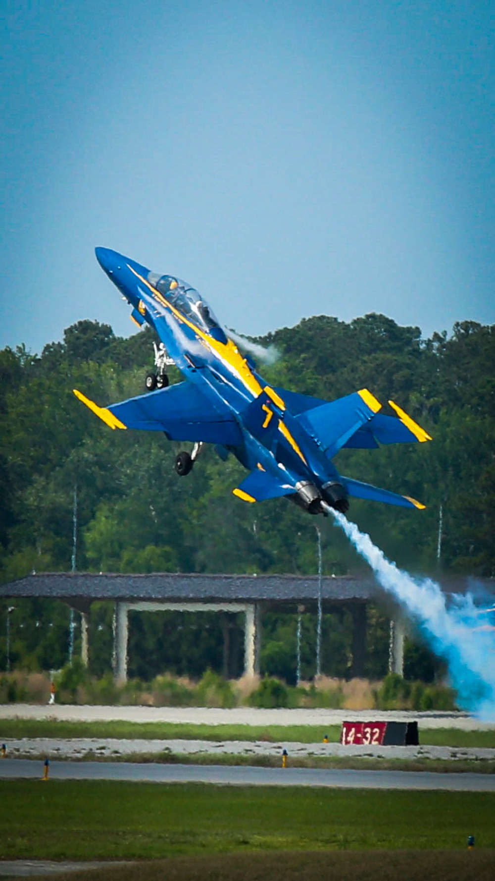 DVIDS - Images - The Blue Angles fly in Fightertown [Image 11 of 16]