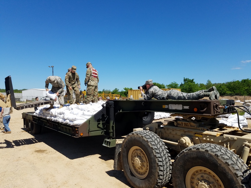 DVIDS - Images - Missouri Soldiers respond to rising flood waters ...
