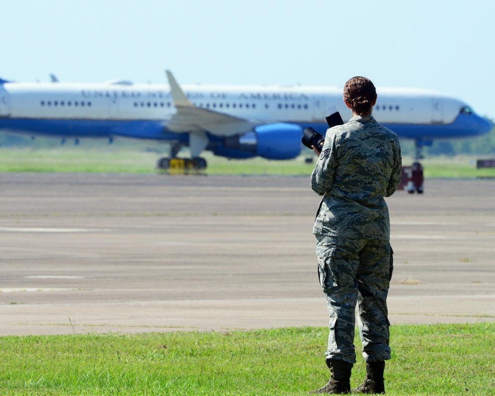 DVIDS - Images - Vice President at Ellington Field [Image 3 of 7]