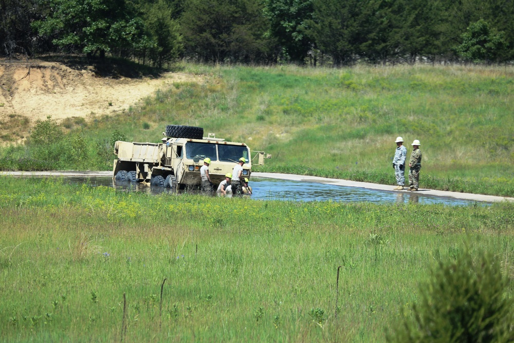 DVIDS - Images - RTS-Maintenance course trains Soldiers on vehicle ...