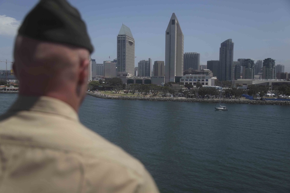 DVIDS - Images - 15th MEU, America ARG man the rails [Image 17 of 60]