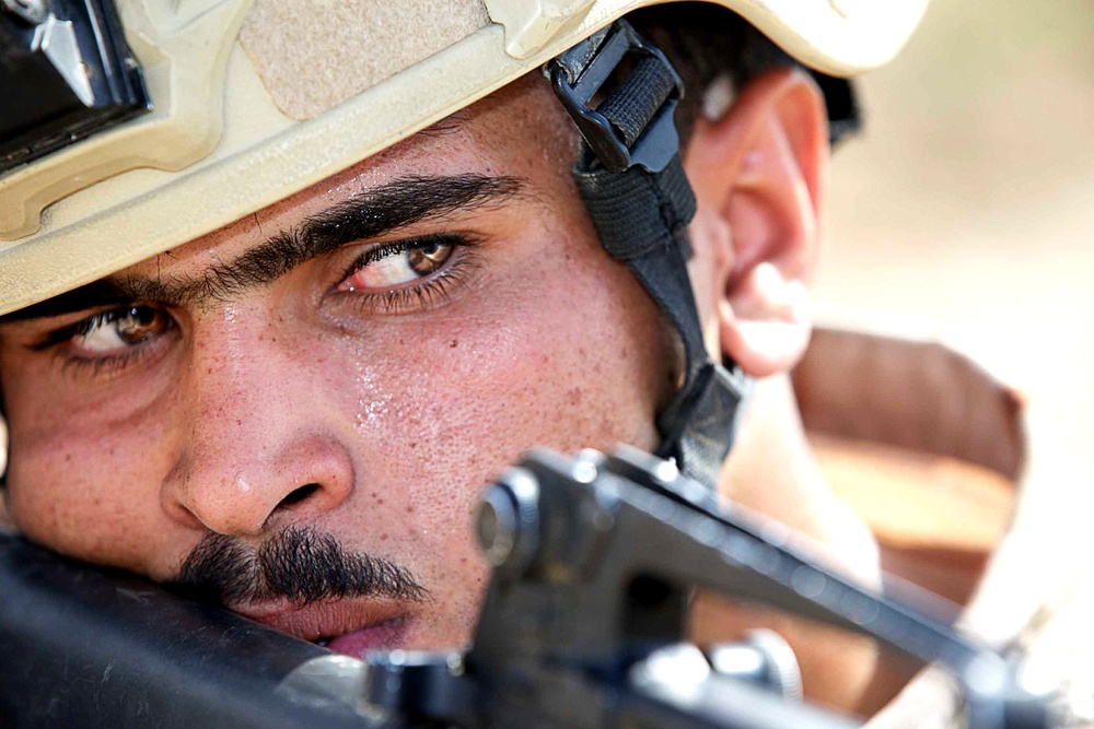 DVIDS - Images - Iraqi army soldiers conduct squad movements [Image 3 of 8]