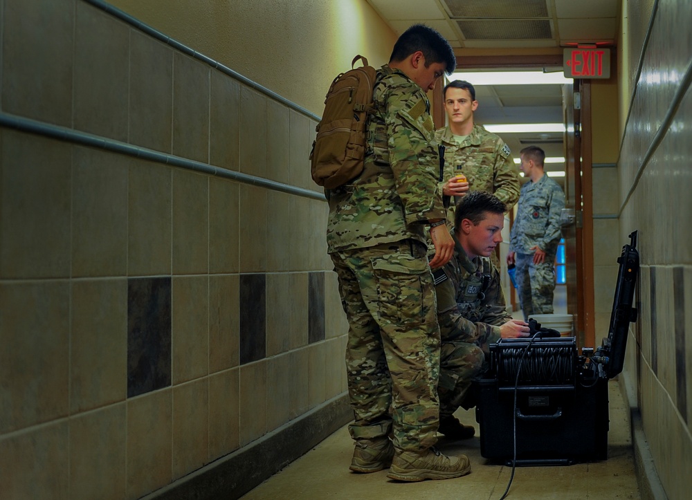 DVIDS - Images - 1st SOCES EOD conducts hostage simulation [Image 1 of 6]