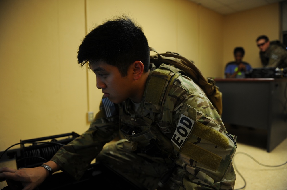 DVIDS - Images - 1st SOCES EOD conducts hostage simulation [Image 3 of 6]