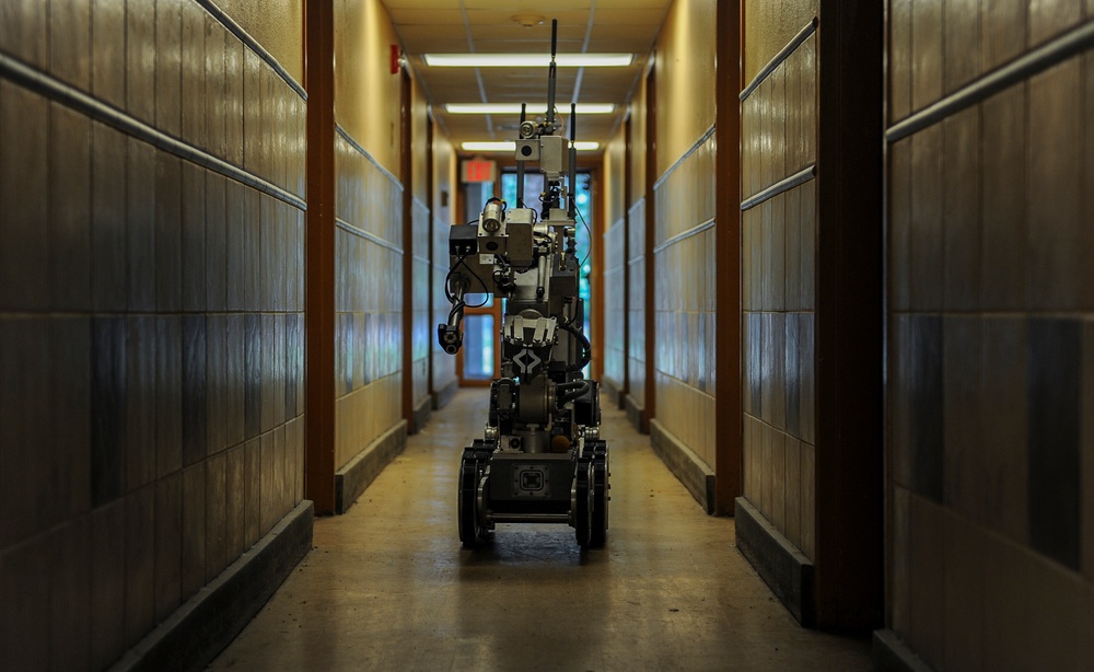 DVIDS - Images - 1st SOCES EOD conducts hostage simulation [Image 5 of 6]