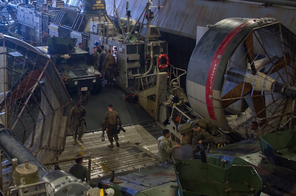DVIDS - Images - USS Bonhomme Richard (LHD 6) Landing Craft Air Cushion ...