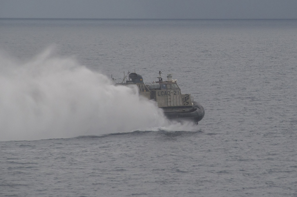 DVIDS - Images - USS Bonhomme Richard (LHD 6) Landing Craft Air Cushion ...