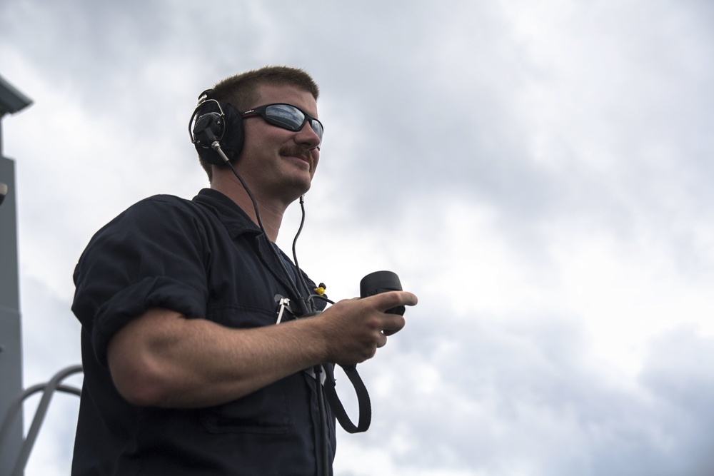 DVIDS - Images - USS San Diego (LPD 22) Bridge Wing Watchstander