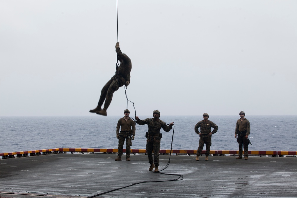 DVIDS - Images - 31st MEU Reconnaissance Marines conduct helicopter ...