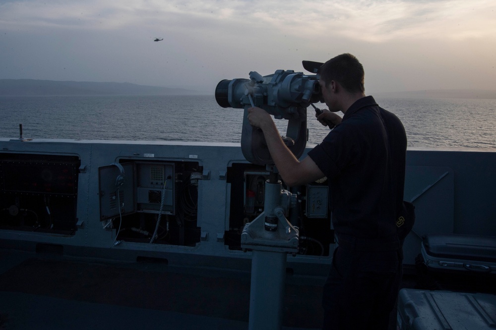 DVIDS - Images - USS San Diego (LPD 22) Bridge Wing Watchstander