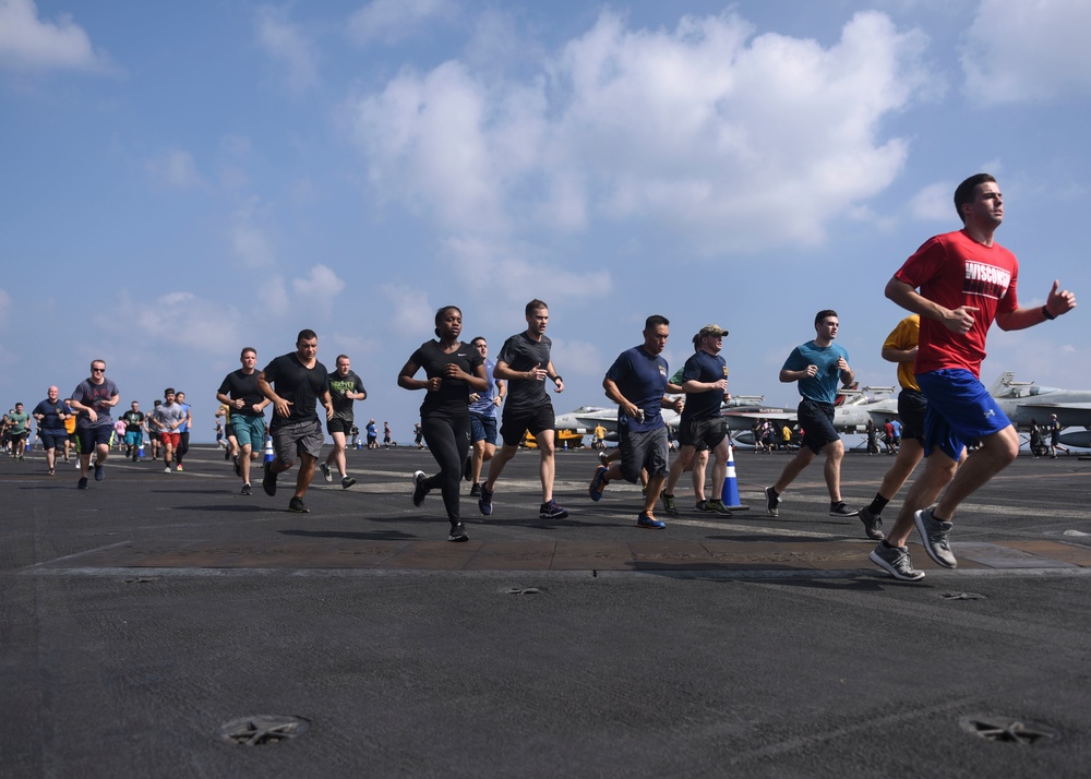 DVIDS - Images - Sailors Run 5K on Flight Deck [Image 4 of 5]