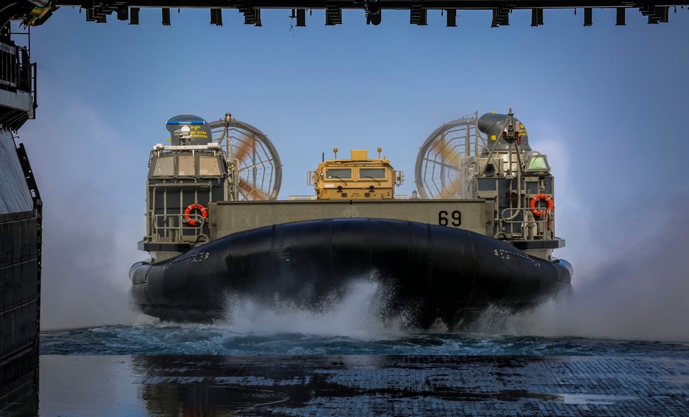 DVIDS - Images - All aboard: LCAC operations aboard USS Iwo Jima [Image ...