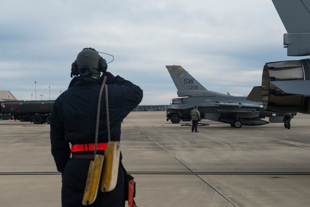 DVIDS - News - F-16s burn up runway with hot pits