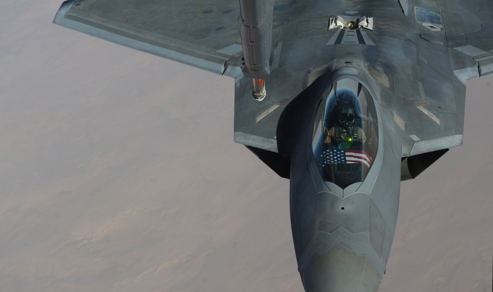 DVIDS - Images - F-22 in-flight air refueling [Image 1 of 4]