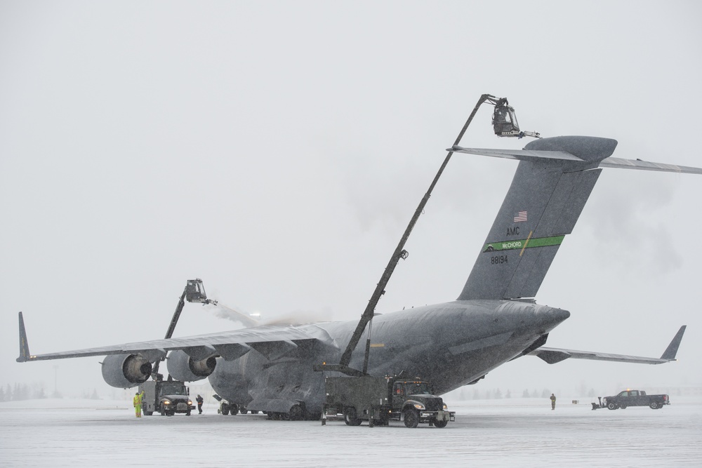 DVIDS - Images - Deicing keeps aircraft flying at JBER [Image 3 of 3]