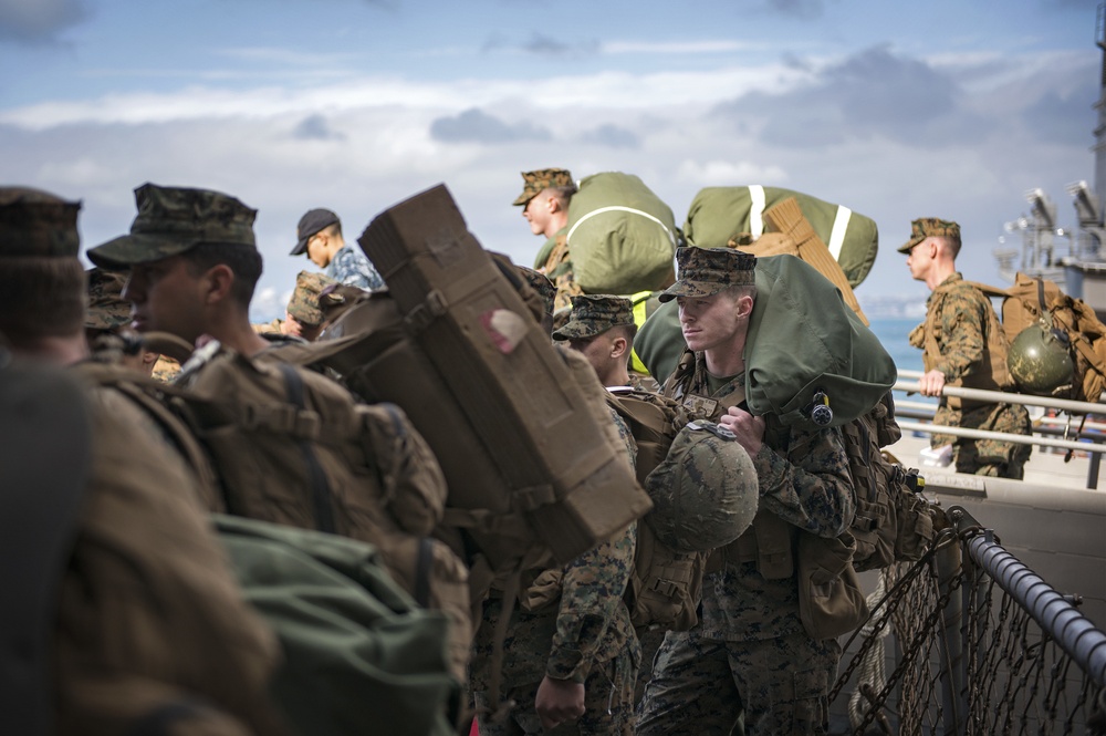 DVIDS - News - Bonhomme Richard Arrives in Okinawa, Embarks 3d MARDIV ...