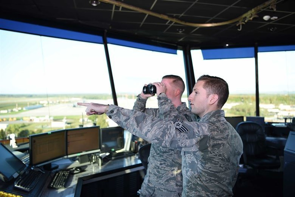 DVIDS - Images - Air Traffic Controller: Calm under pressure [Image 1 of 2]