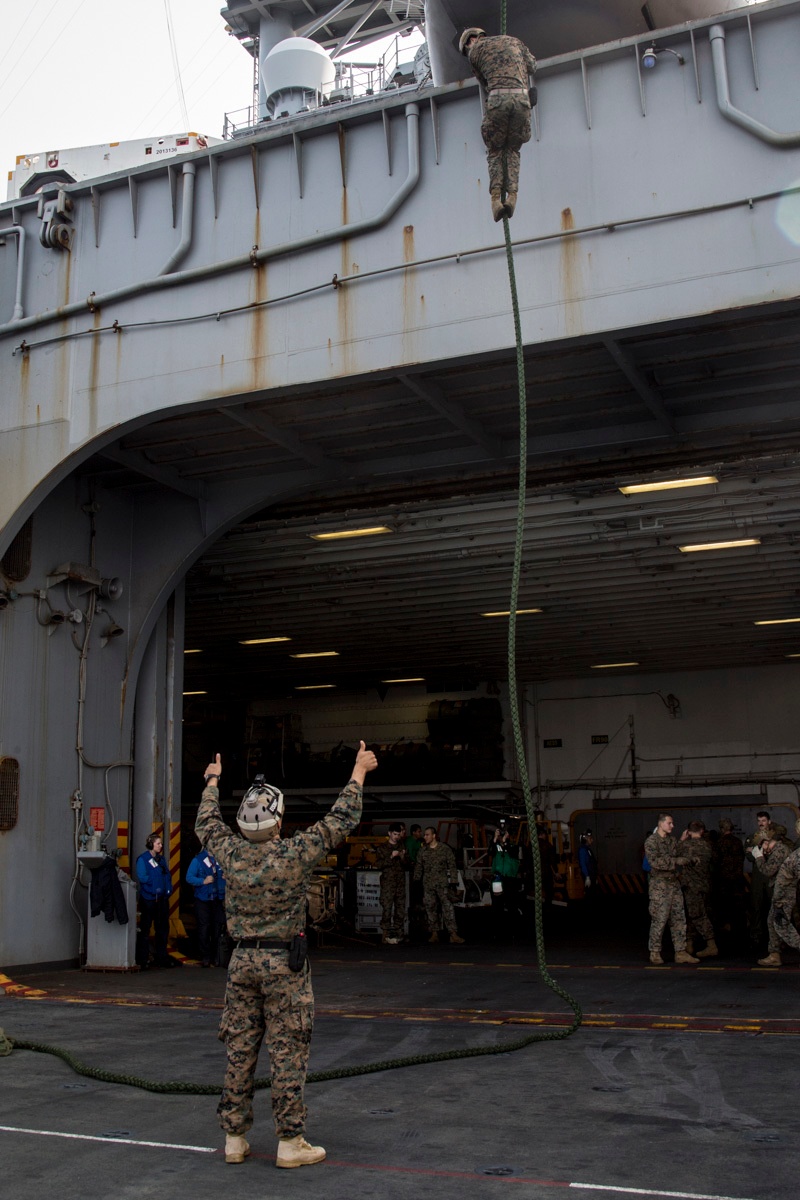 DVIDS - Images - 31st MEU fast ropes while underway [Image 4 of 6]