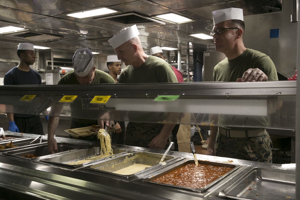DVIDS - Images - 31st MEU’s Sgt. Maj., CO, and Chaplains serve dinner ...