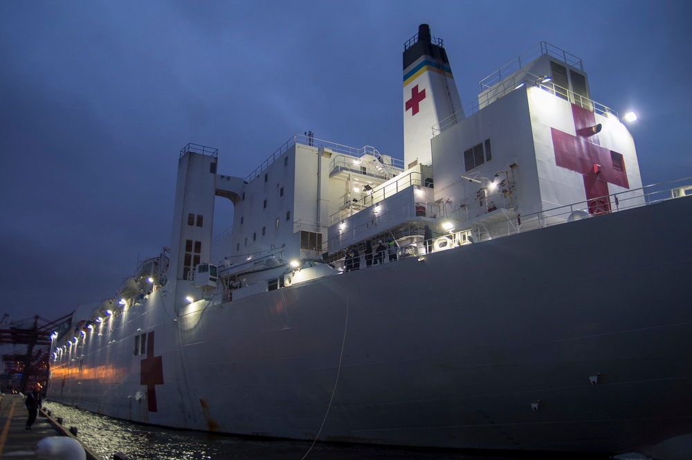 DVIDS - Images - USNS Mercy Arrives in Tokyo [Image 2 of 3]