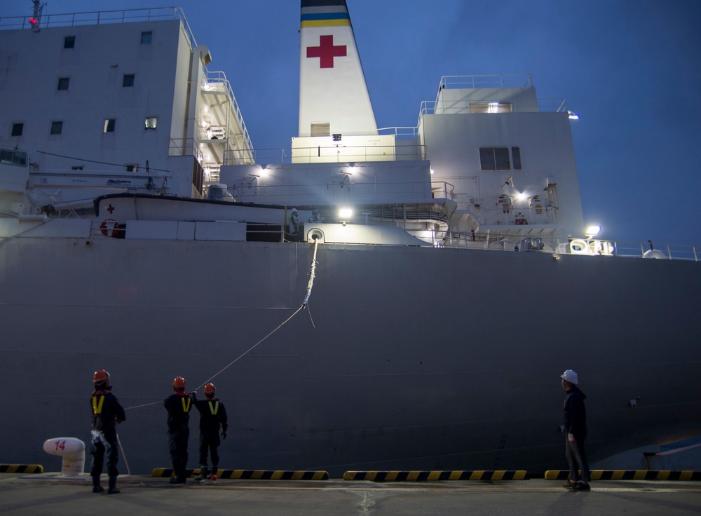 DVIDS - Images - USNS Mercy Arrives in Tokyo [Image 3 of 3]