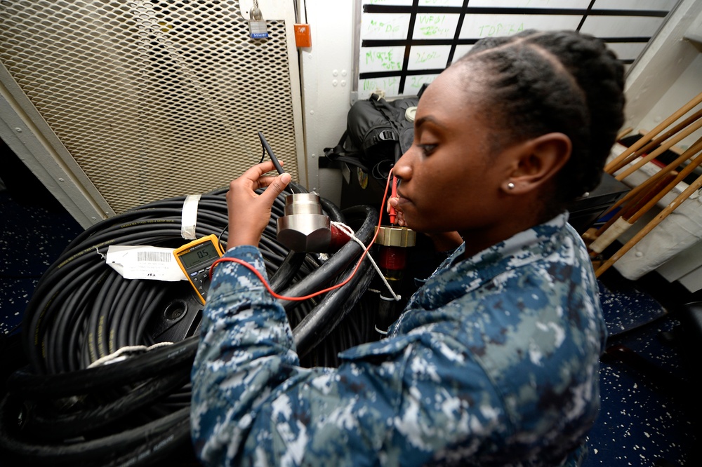 DVIDS - Images - USS Frank Cable Provide Support to Subs [Image 2 of 4]
