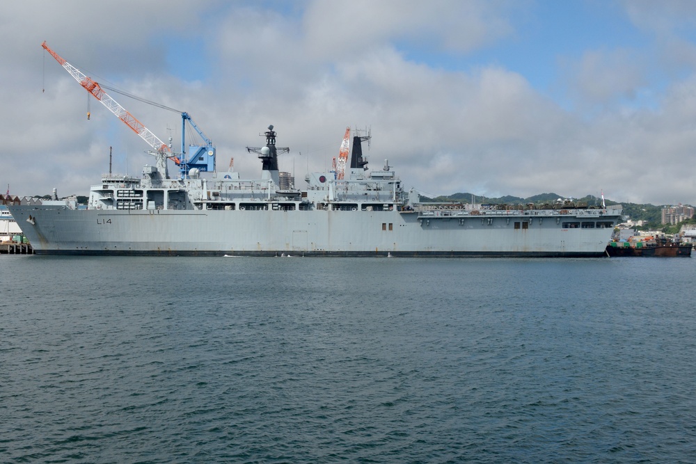 DVIDS - Images - HMS Albion offloads Amphibious vehicles [Image 4 of 7]
