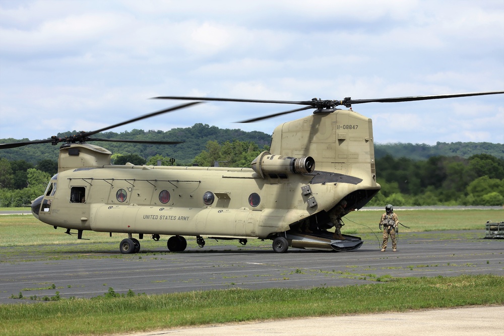 DVIDS - Images - Chinook helicopter, crew supports Fort McCoy sling ...
