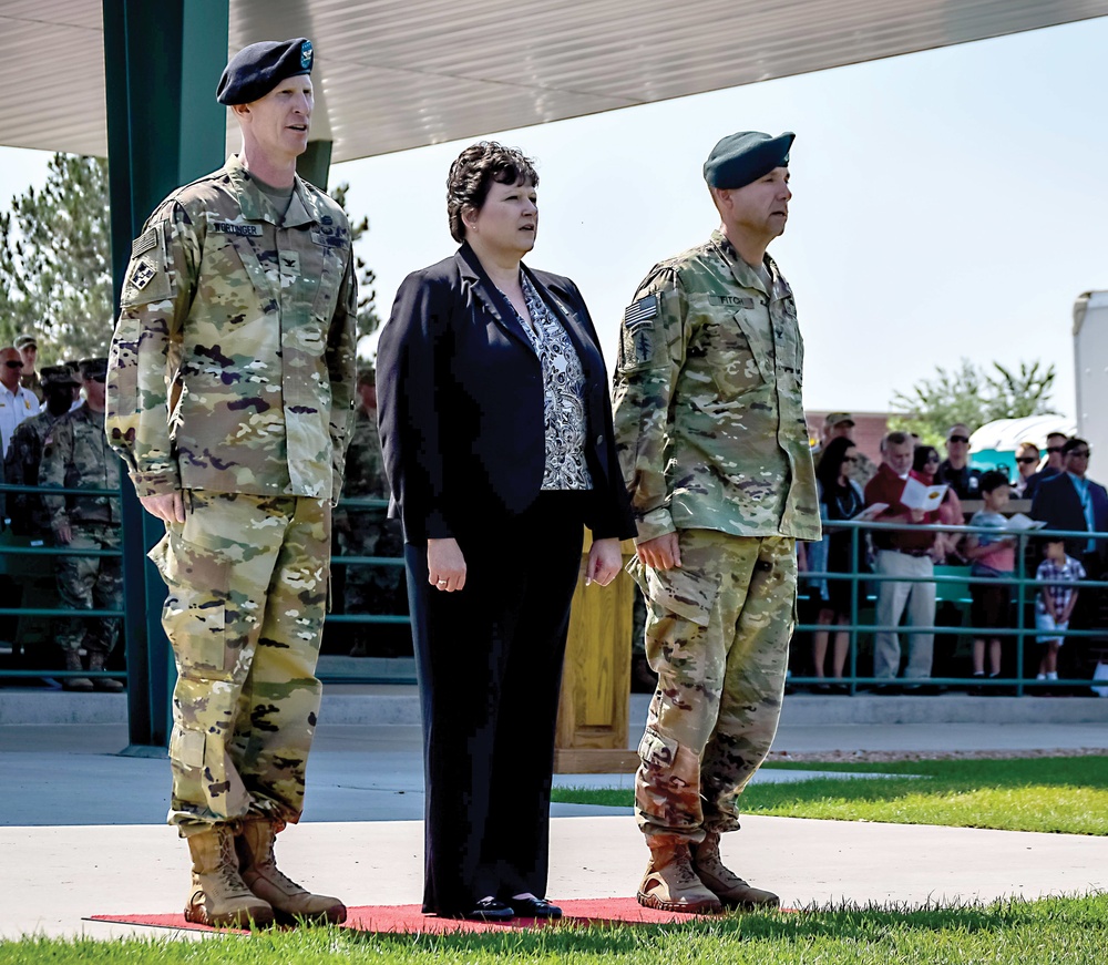 DVIDS - Images - New leadership takes garrison reins [Image 3 of 6]