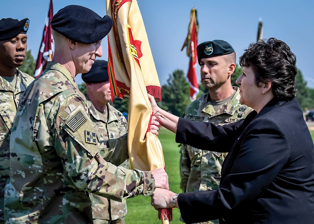 DVIDS - Images - New leadership takes garrison reins [Image 4 of 6]