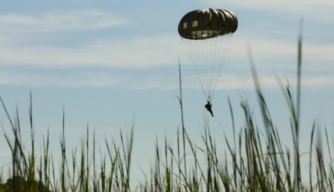 DVIDS - Images - 19th Special Forces Conducts Static Line Jumps at Camp ...